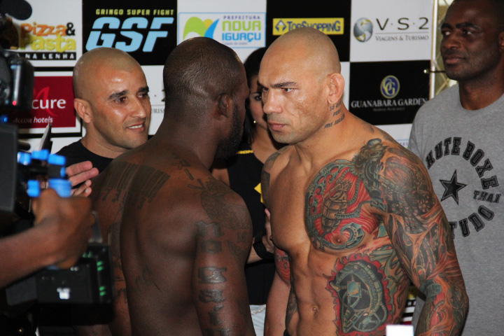 Encarada tensa entre Evangelista Cyborg e Melvin Manhoef marca pesagem ...